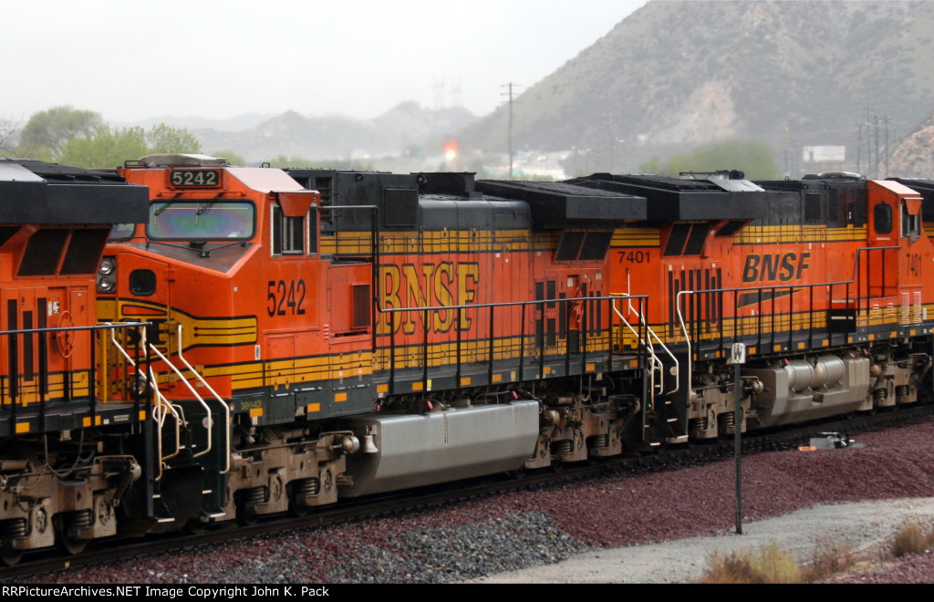 BNSF 5242